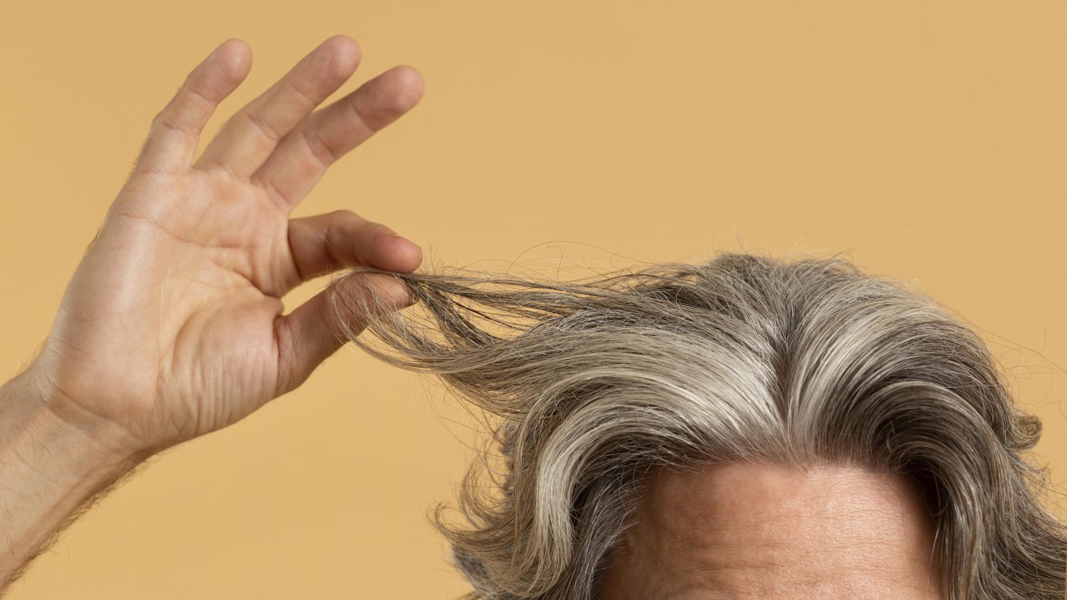 Female Daily Editorial - Ini Dia Alasan Kenapa Uban Bisa Muncul di Usia 20-an dan Cara Mengatasinya!