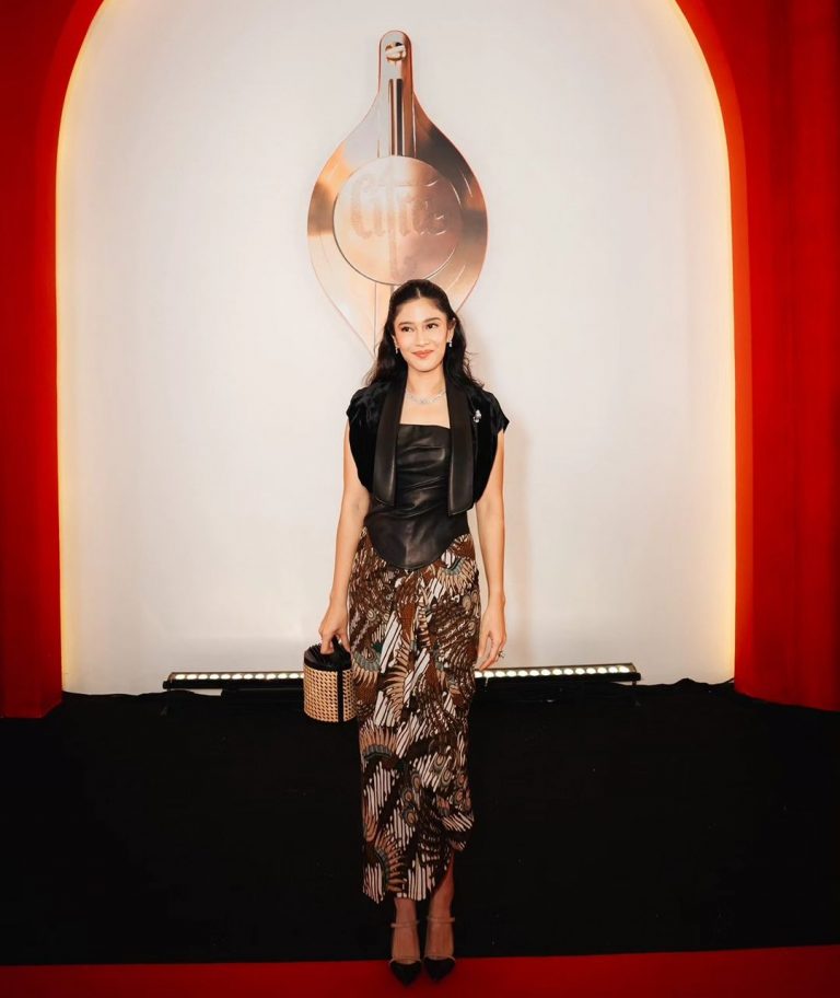 Female Daily Editorial - Tampil Menawan dengan Nuansa Hitam, Ini Gaya Dian Sastrowardoyo di ...