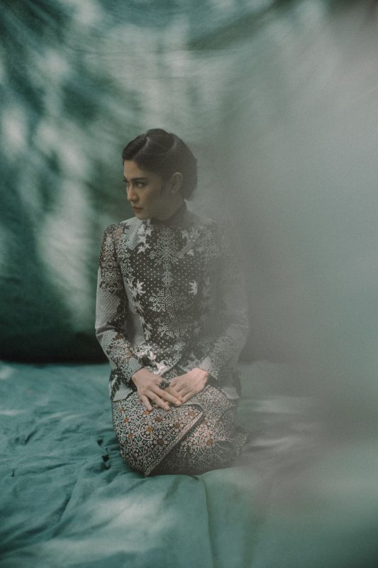 Female Daily Editorial - Intip Penampilan Dian Sastrowardoyo dengan Kebaya Janggan SAPTO ...