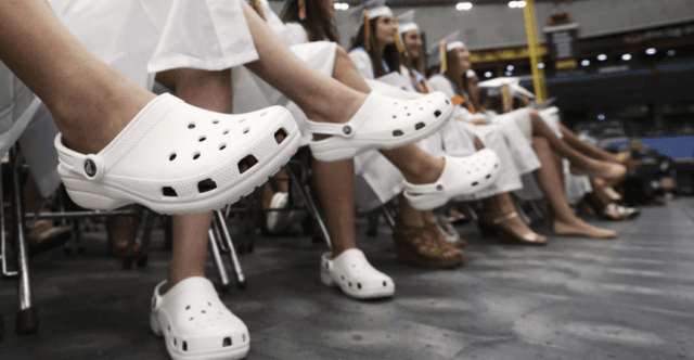 Female Daily Editorial - Sepatu Crocs Telah Comeback, Jadi Tren Kembali ...