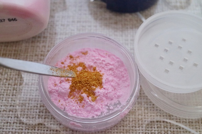 Female Daily Editorial - DIY Shimmering Setting Powder