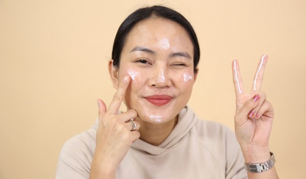 Female Daily Editorial - 10 Sunscreen Terbaik untuk Melindungi Kulit ...