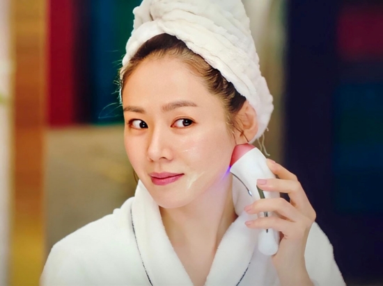 Female Daily Editorial - Intip Rahasia Kulit Glowing dan Awet Muda Son Ye Jin, Bintang Utama ...