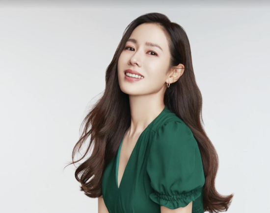 Female Daily Editorial - 5 Aktris Korea yang Punya Kulit Glowing dan Awet Muda Walau Sudah di ...