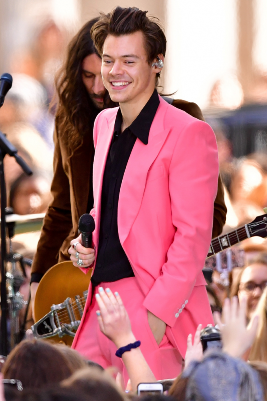 Female Daily Editorial - Selalu Curi Perhatian, Ini 7 Gaya Harry Styles ...