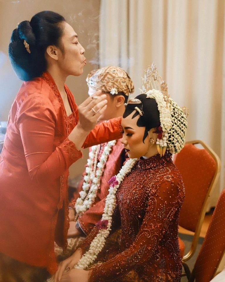 Female Daily Editorial - Mengenal Dukun Manten dan Ritual Sakralnya ...