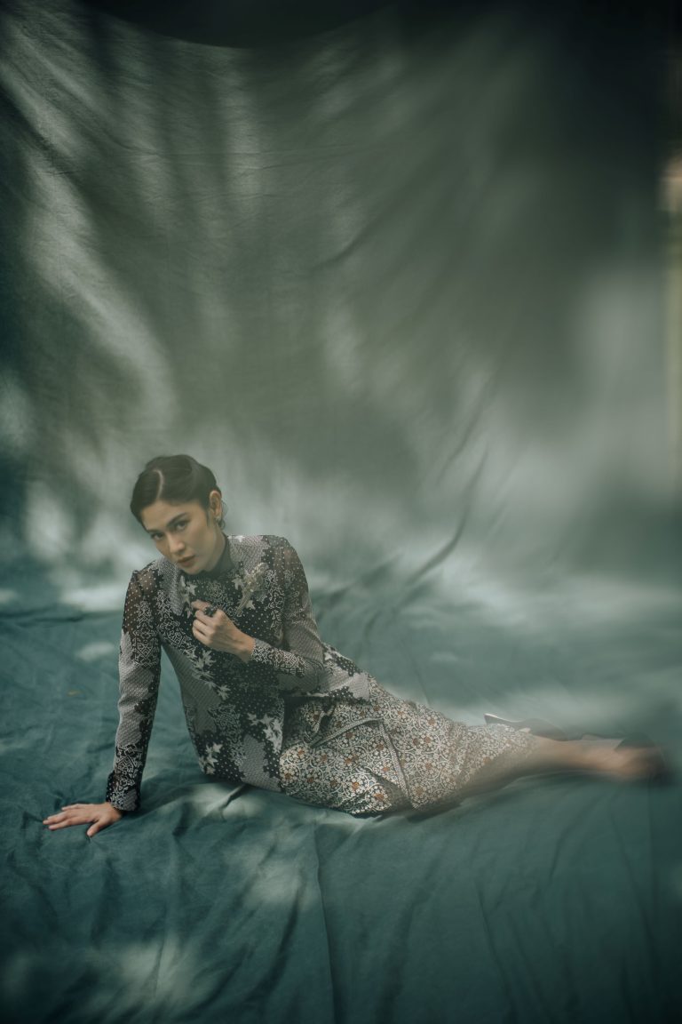 Female Daily Editorial - Intip Penampilan Dian Sastrowardoyo dengan Kebaya Janggan SAPTO ...