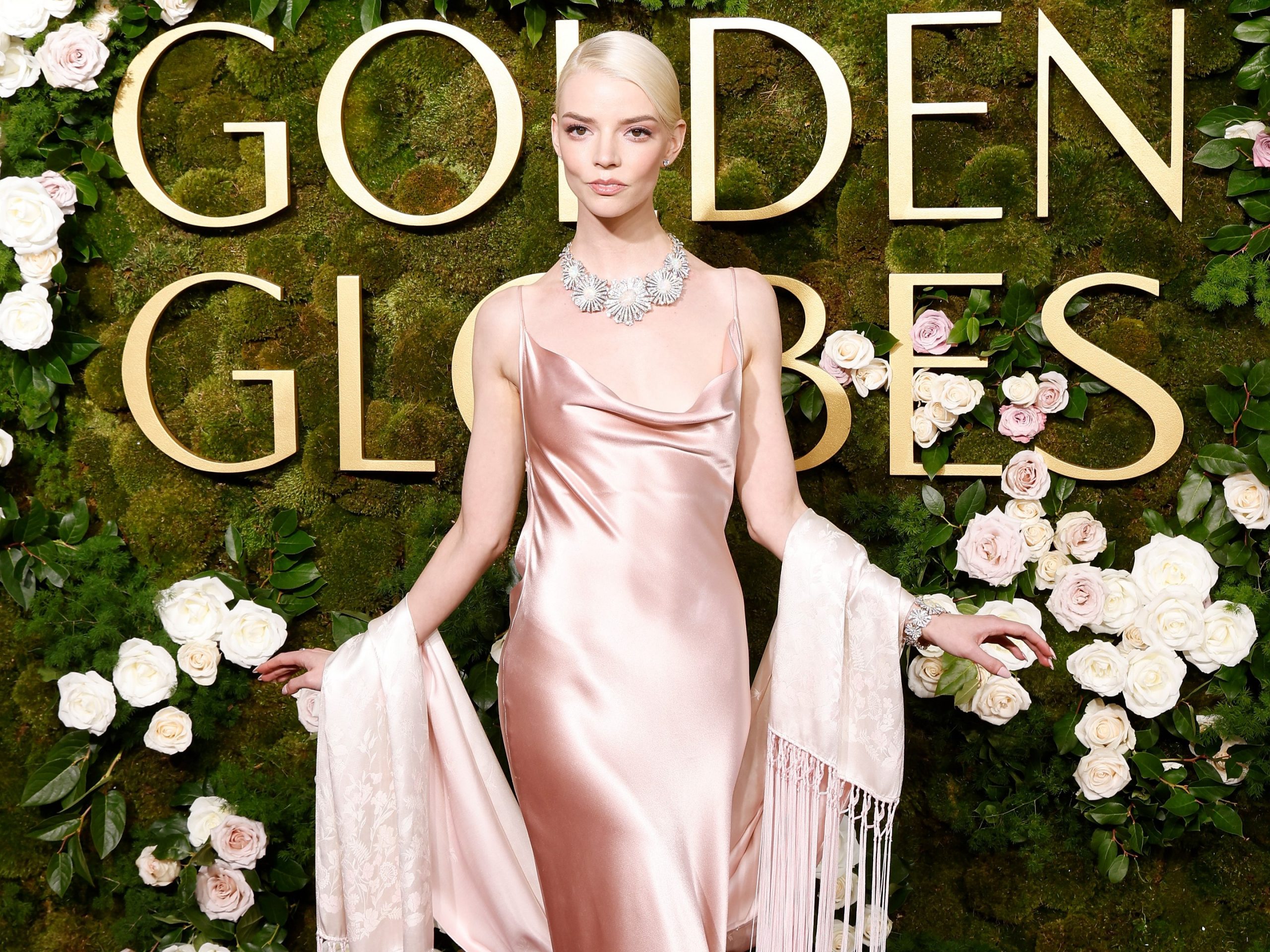 Female Daily Editorial - Tampak Stunning, Ini Detail Makeup Anya Taylor ...