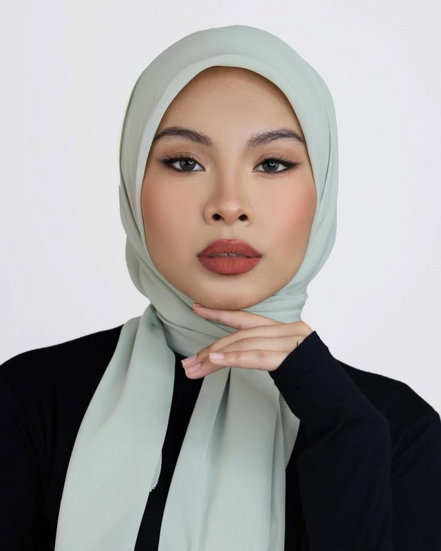 Female Daily Editorial - 4 Inspirasi Style Hijab untuk ke Kantor yang Bikin Penampilan Modis dan ...