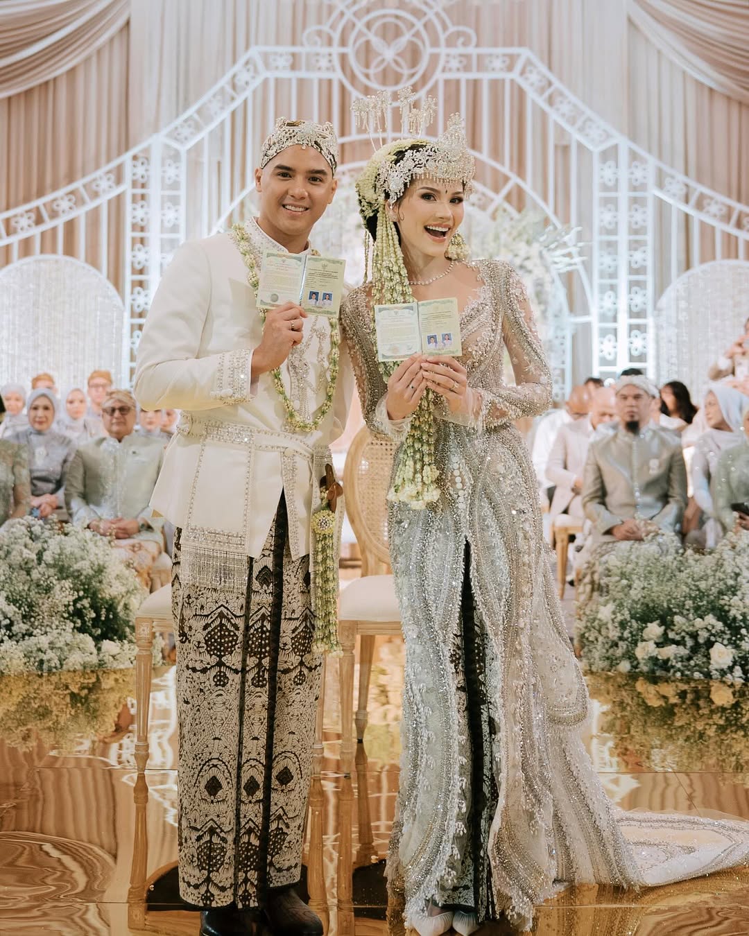 Female Daily Editorial - Menikah dengan Al Ghazali, Alyssa Daguise Tampil Stunning dengan Siger ...