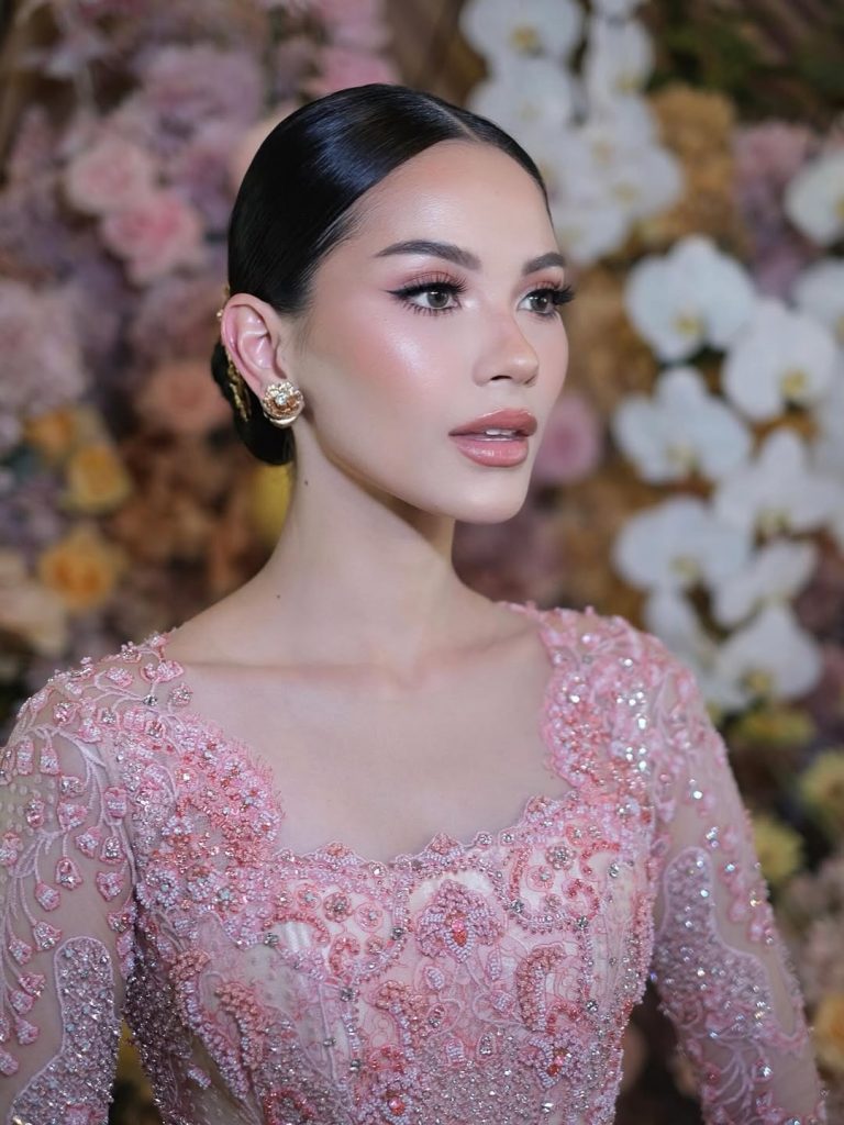 Female Daily Editorial - Lirik Penampilan Alyssa Daguise yang Anggun ...